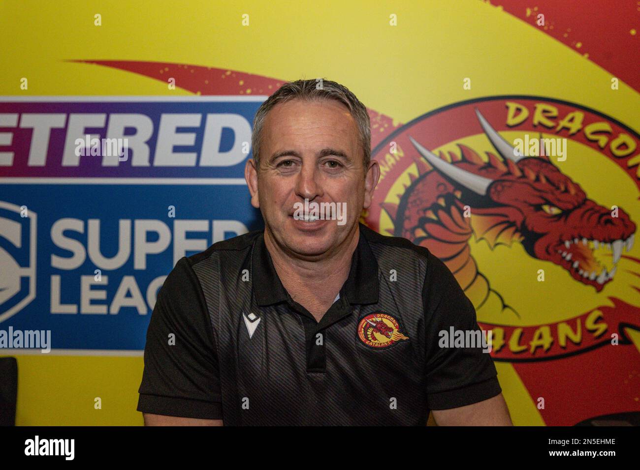 Katalanische drachen cheftrainer steve mcnamara -Fotos und ...