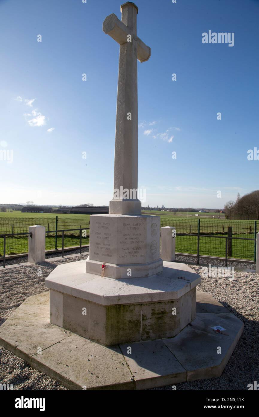 A World War One monument at R.E. Grave Railway Wood Cemetery on ...