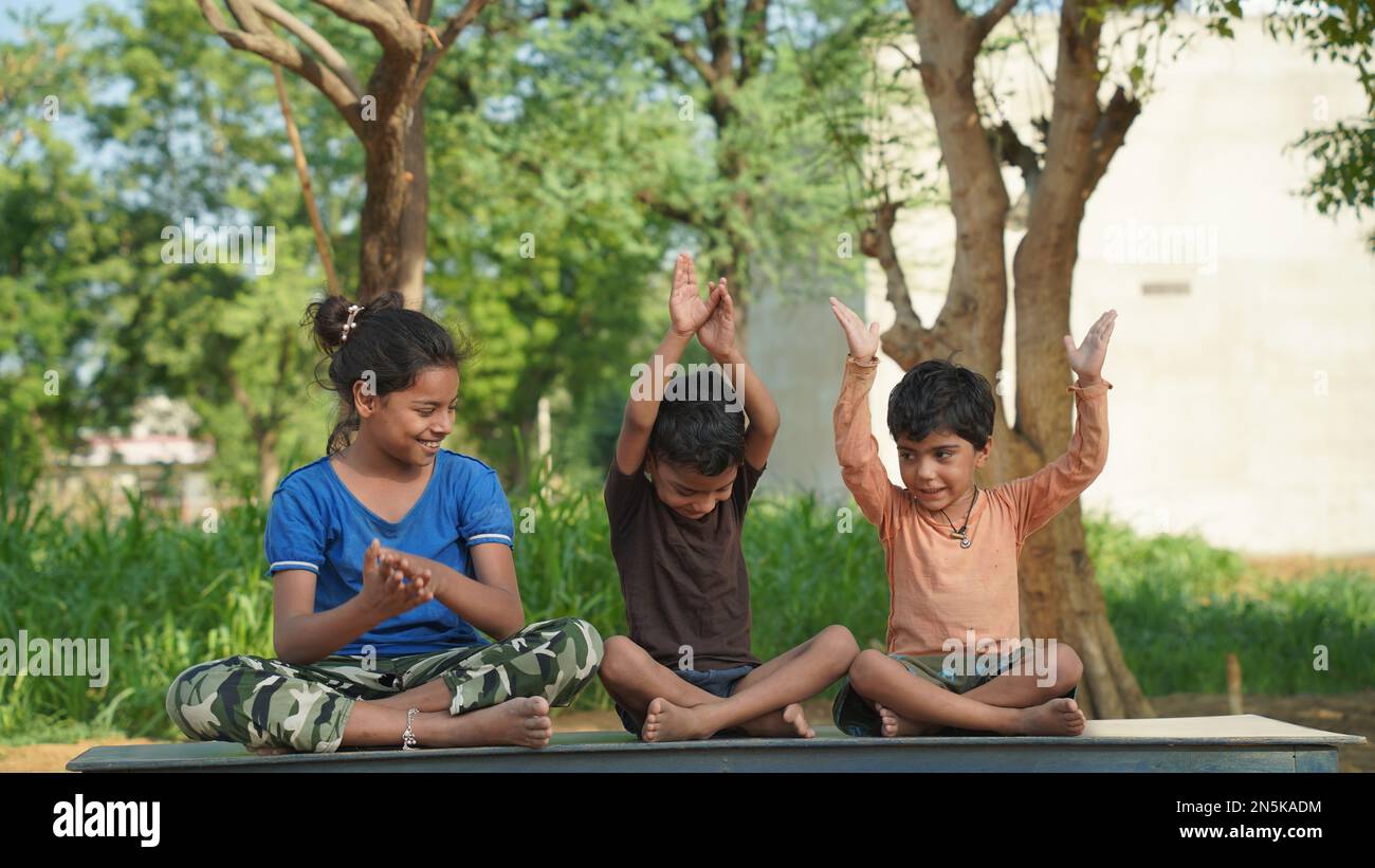 Kinder turnen -Fotos und -Bildmaterial in hoher Auflösung – Alamy