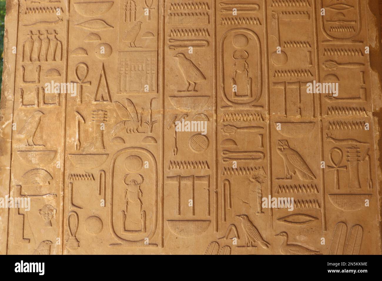 Alte ägyptische Symbole und Hieroglyphen, die im Tempel von Karnak in Luxor, Ägypten, geschnitzt ...