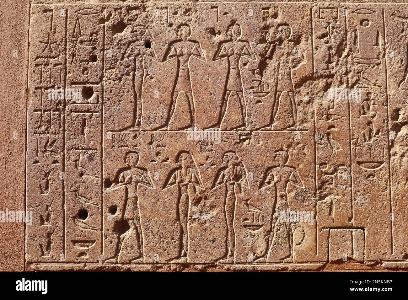 Alte ägyptische Symbole und Hieroglyphen, die im Tempel von Karnak in ...