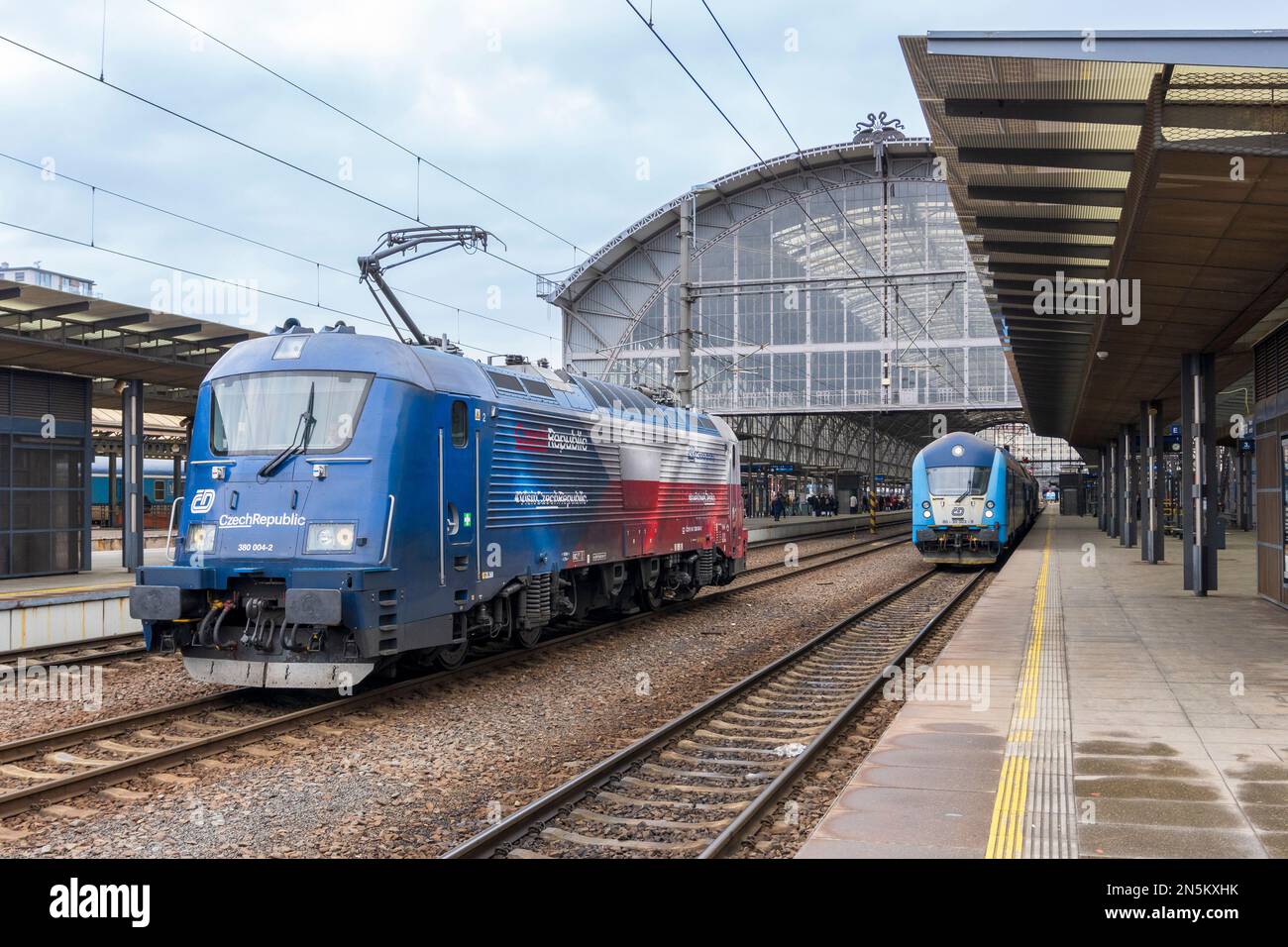 Skoda electric locomotive station train -Fotos und -Bildmaterial in ...