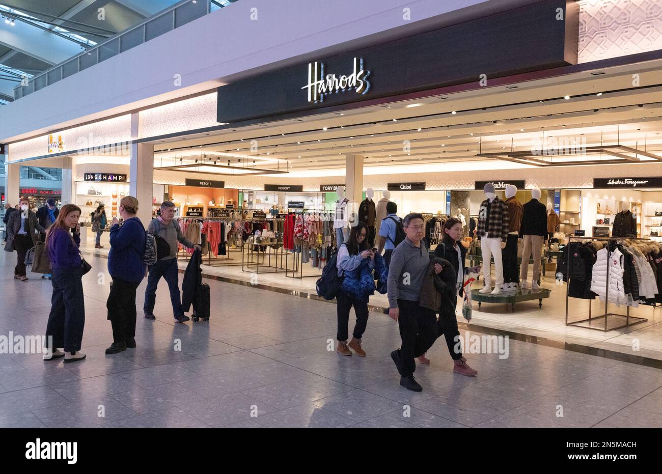 Heathrow airport shops terminal uk -Fotos und -Bildmaterial in hoher ...