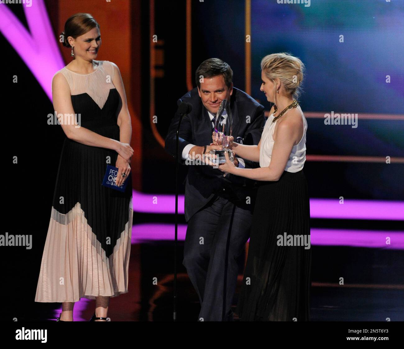 From left, Emily Deschanel and Michael Weatherly present the favorite ...