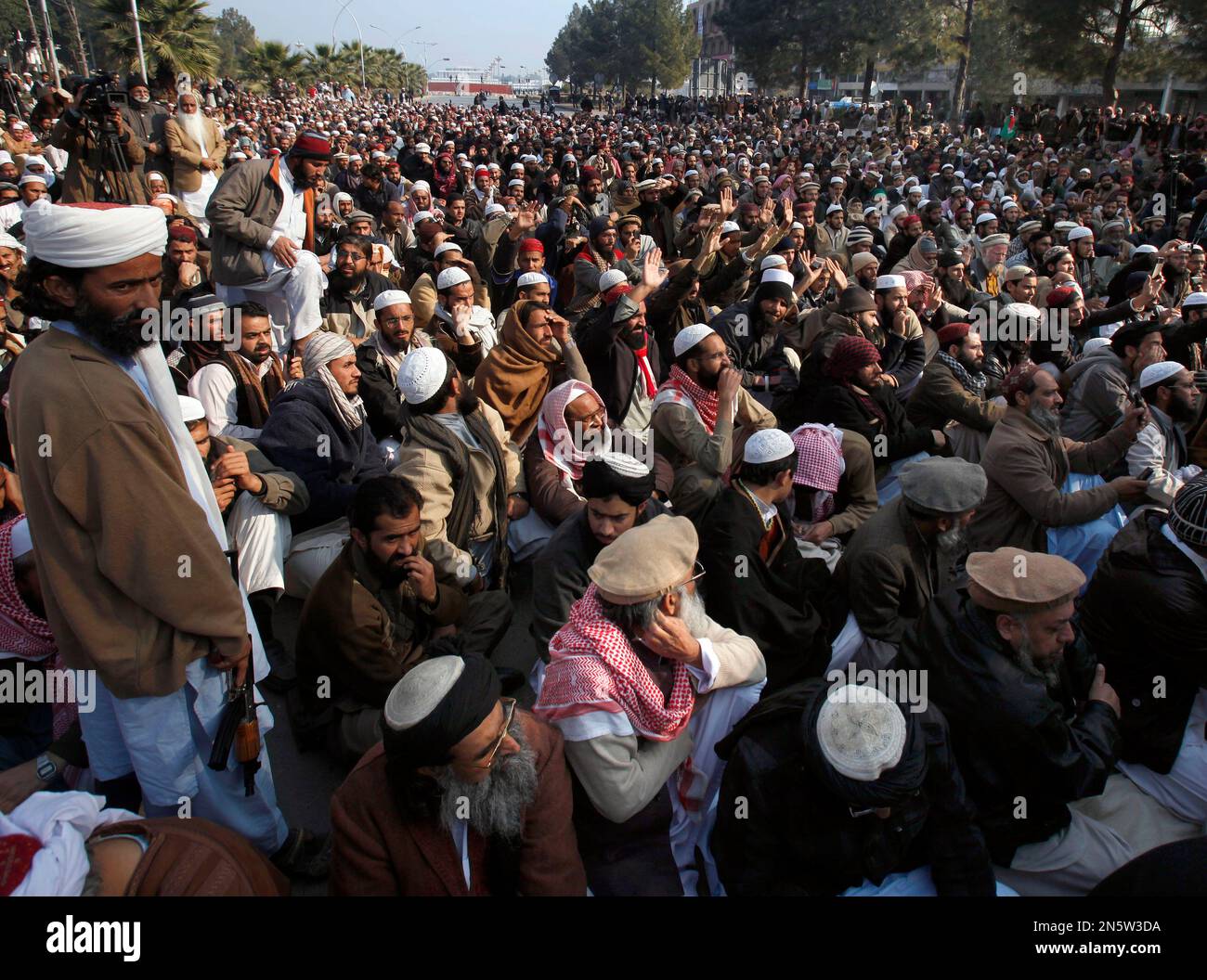 Leaders and supporters of the hard-line Sunni Muslim Ahle Sunnat ...