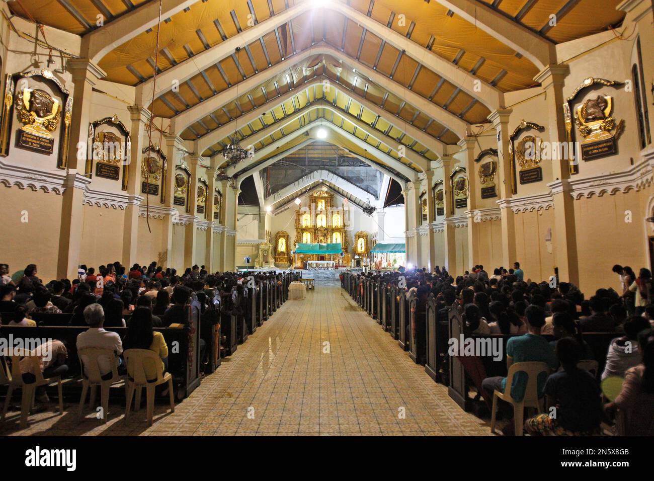 Typhoon survivors gather during final dawn mass on Christmas eve at ...
