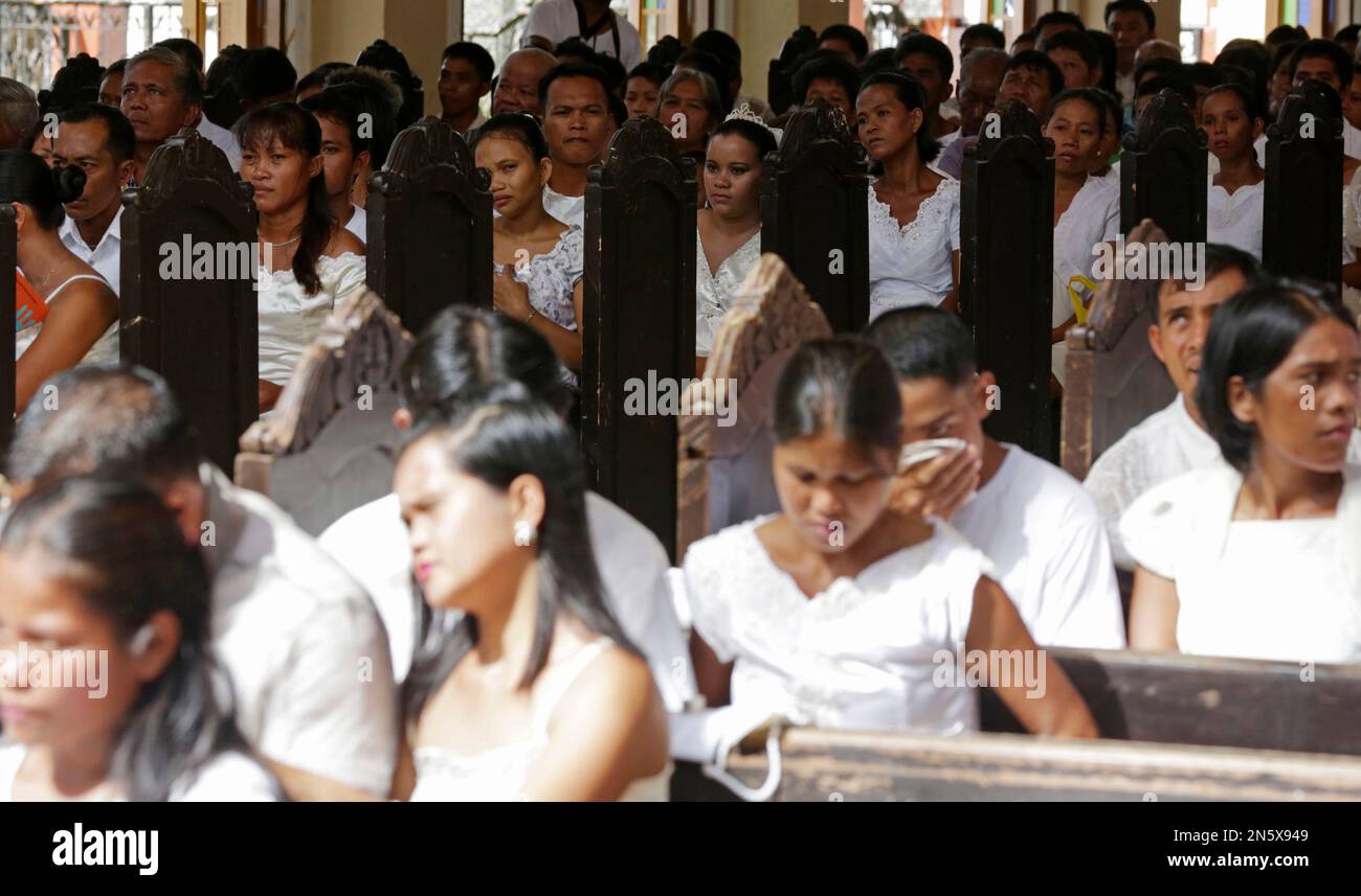 Couples of typhoon survivors attend the mass wedding at Palo Cathedral ...