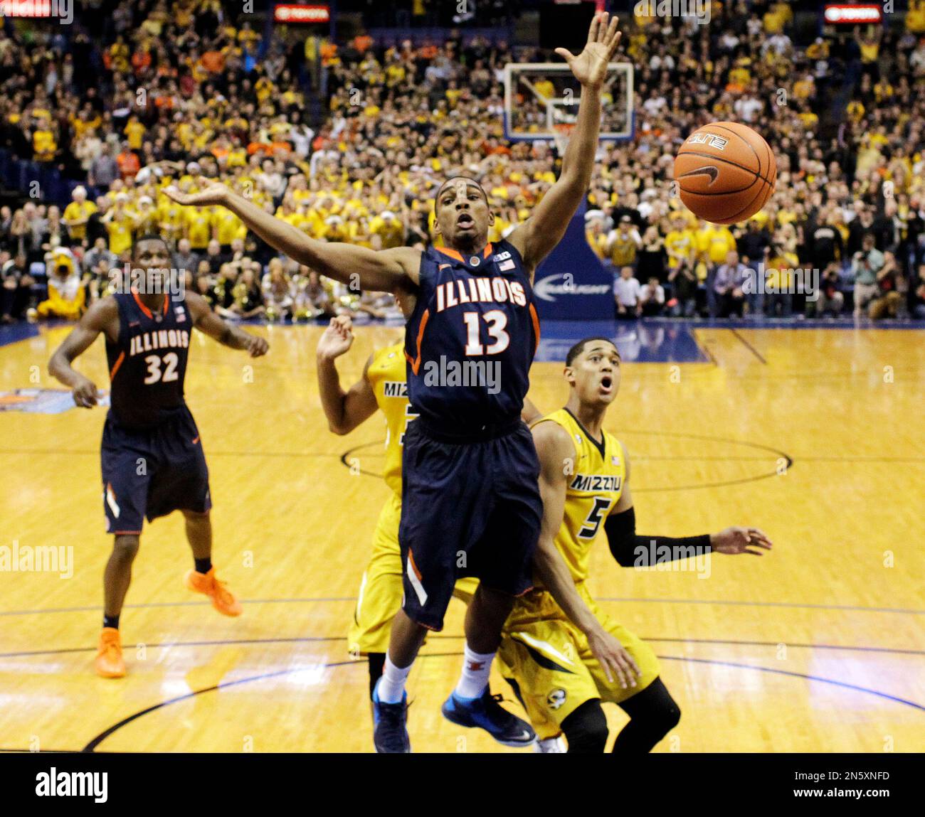 Illinois' Tracy Abrams (13) loses control of the ball after being ...