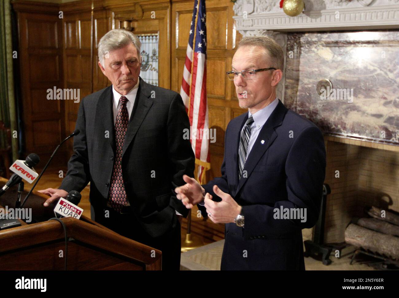 Arkansas Gov. Mike Beebe, left, listens as Hewlett-Packard account ...