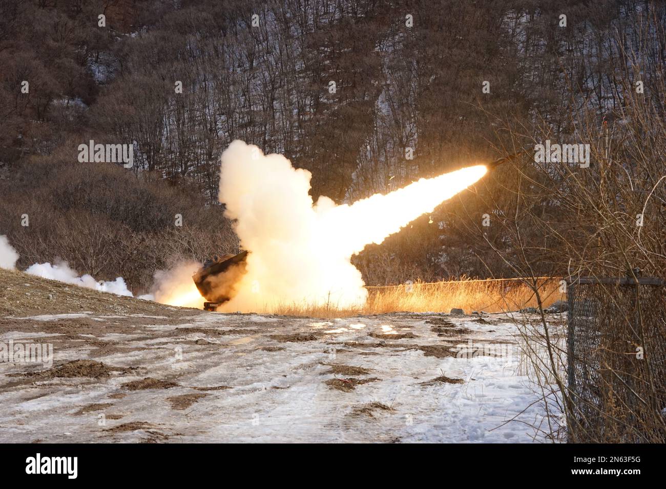 CHOERWON, Südkorea - Ein M270A1-MLRS-Raketenwerfer, der der 210 ...