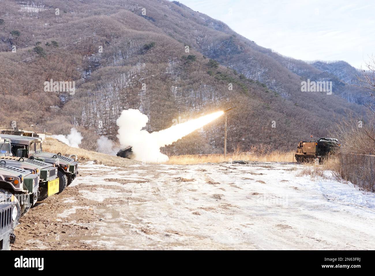CHOERWON, Südkorea - Ein M270A1-MLRS-Raketenwerfer, der der 210 ...