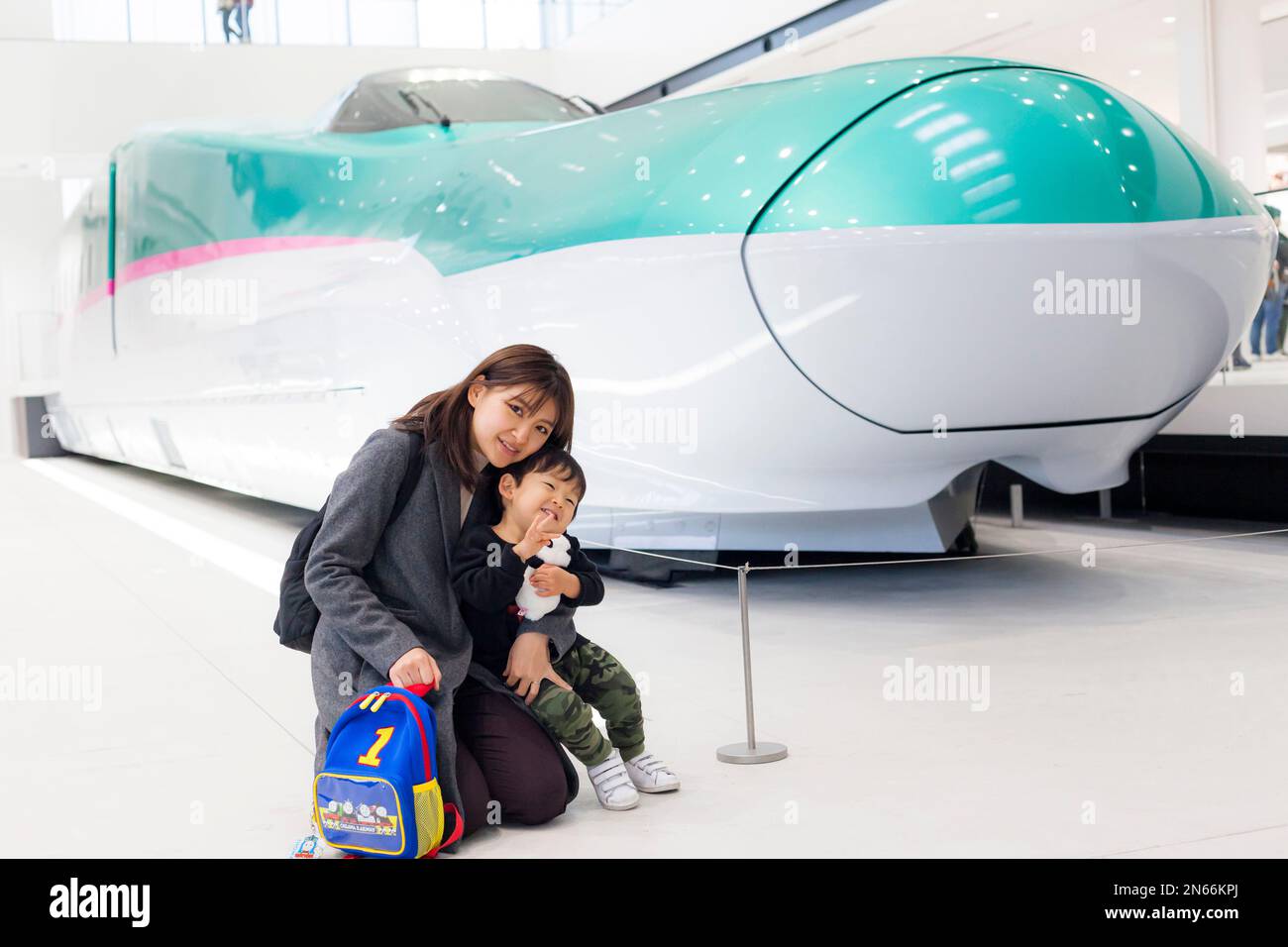 Junge Mutter und Sohn im Shinkansen-Hochgeschwindigkeitszug, im Eisenbahnmuseum, in Saitama, in ...