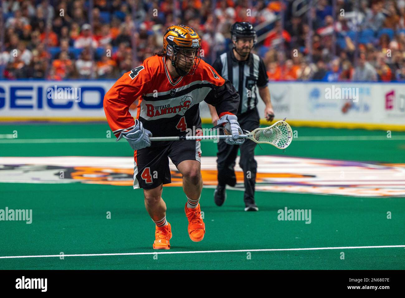 4. Februar 2023: Buffalo Bandits Transitional Ian MacKay (4) läuft mit dem Ball im ersten ...