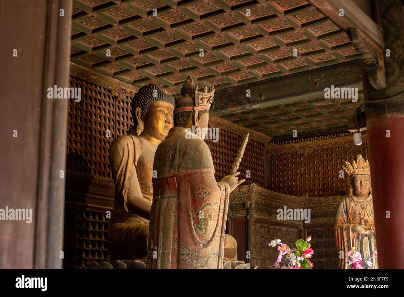 Buddha-Statuen in der Rulai-Halle im Zhihua-Tempel in Peking, China. 31 ...