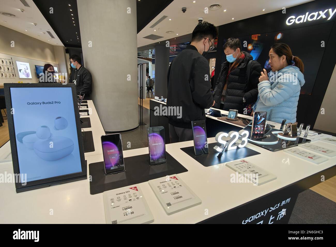 SHANGHAI, CHINA - 10. FEBRUAR 2023 - Kunden erleben das neue Flaggschiff der Galaxy S23-Serie im ...