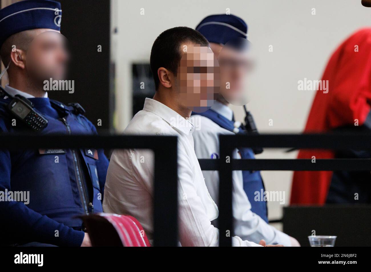 Die Angeklagte Sacha Brunessaux bildete während der ersten Sitzung seines Prozesses vor dem ...