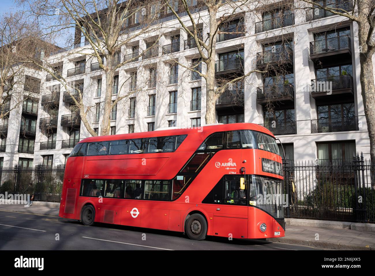 Außenansicht der Chelsea Barracks und des Busses an der Bushaltestelle ...