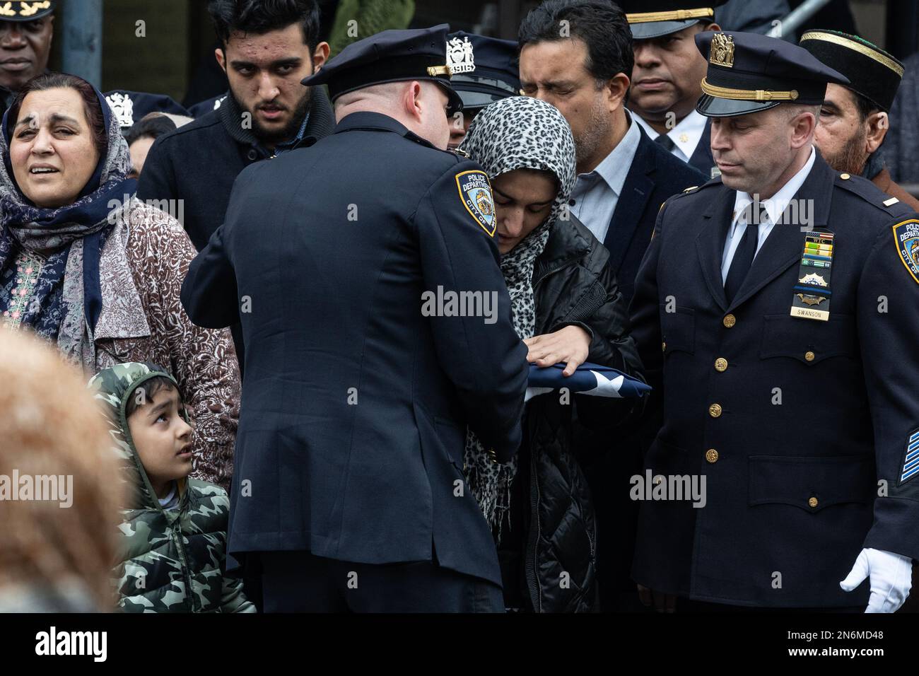 Po Adeed Fayaz Ehefrau erhält NYPD gefaltete Flagge auf seiner ...
