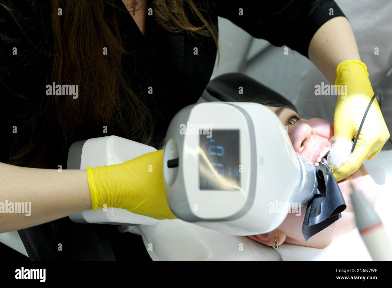 Ein Mädchen in einem Röntgenraum macht ein Panoramabild von ihren ...