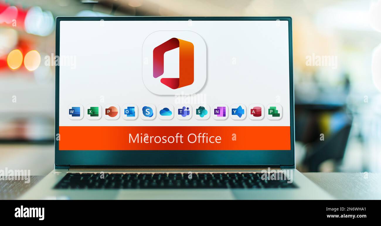 POZNAN, POL - Okt 25, 2022: Laptop-Computer mit Logos von Microsoft ...