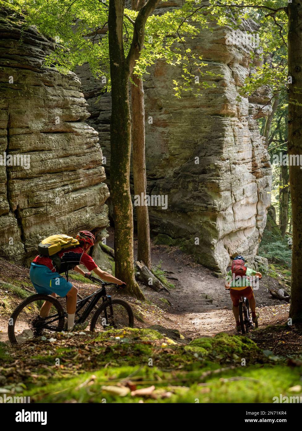 E-Mountainbiker auf einer Strecke im Müllerthal bei Berdorf. Typisch ...