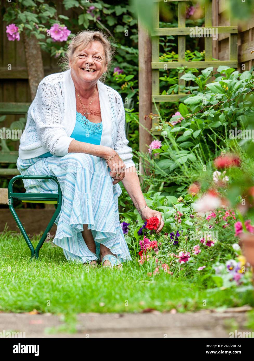 Ruhestand: Grüne Finger. Ein strahlendes Lächeln und Augenkontakt von ...