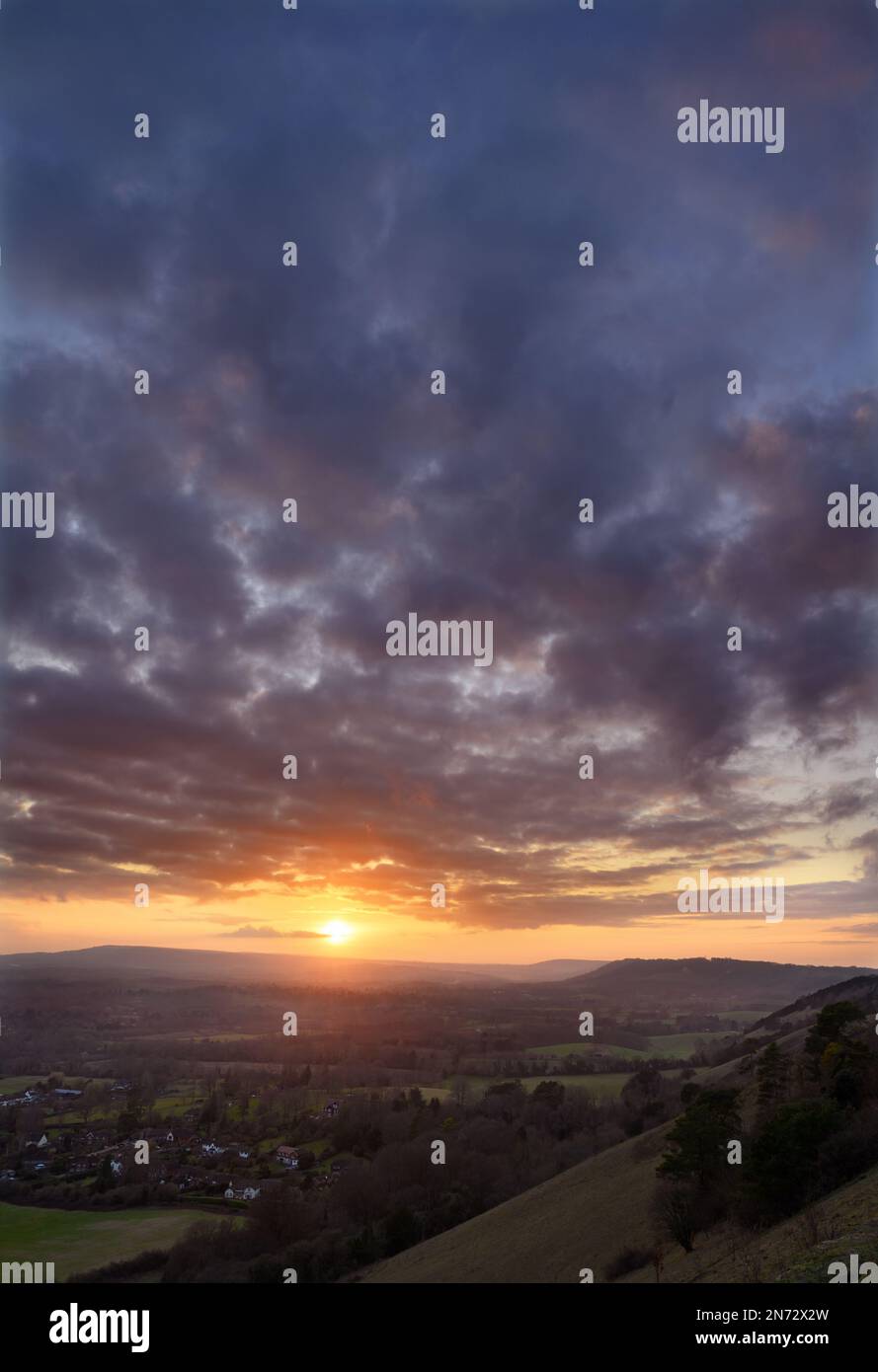 Blick auf den Sonnenuntergang von Colley Hill zwischen Reigate und ...