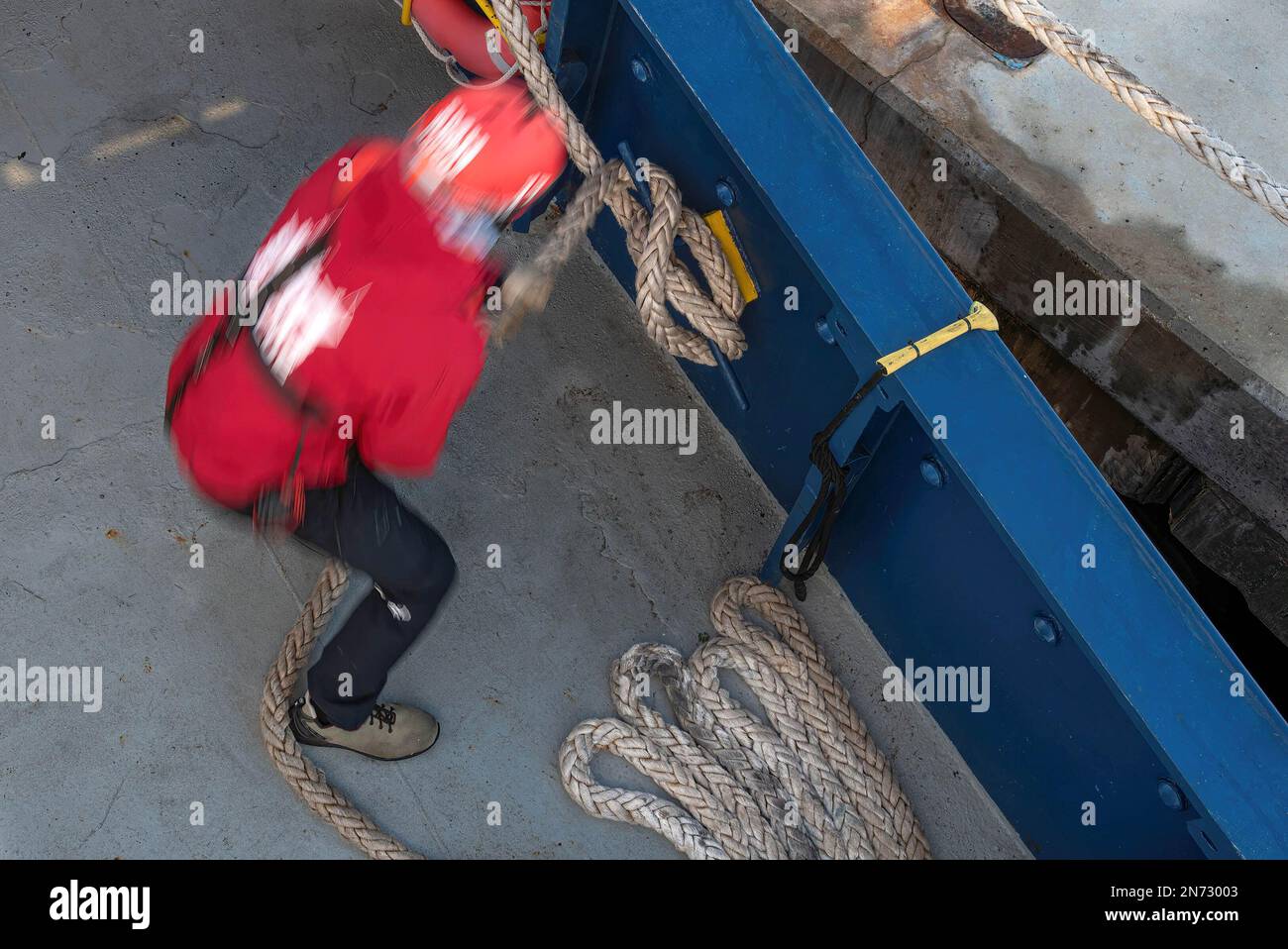Ein Matrose legt am Bug des Schiffes Aita Mari an, Minuten bevor er die ...