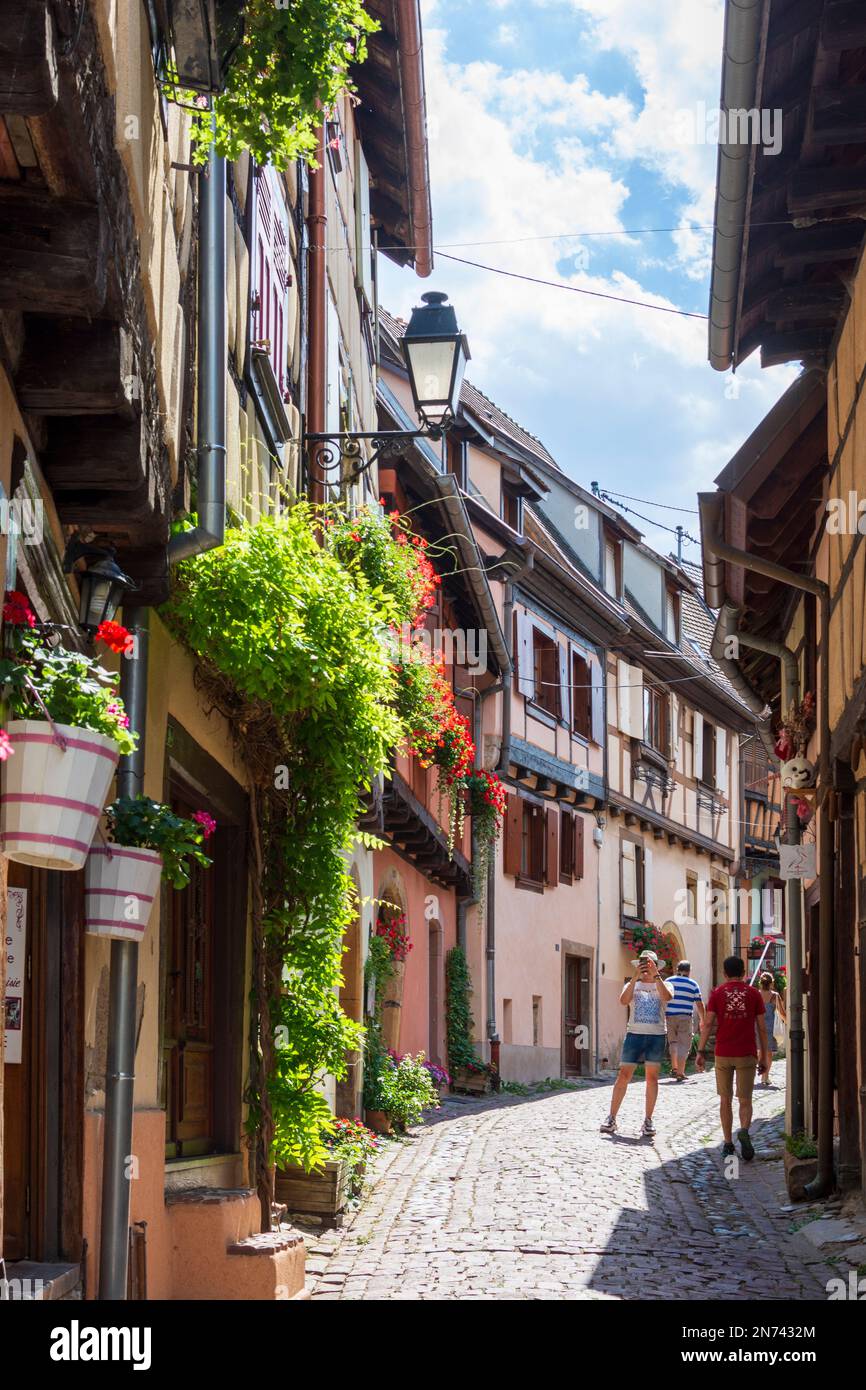 Touristen im elsass elsass -Fotos und -Bildmaterial in hoher Auflösung ...