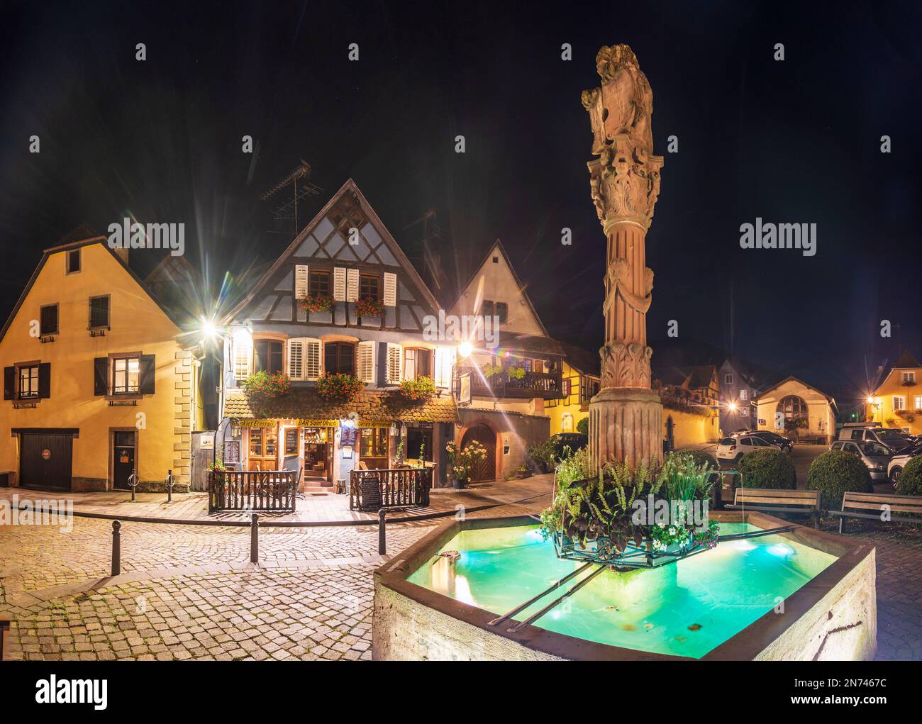 Ribeauville (Rappoltsweiler, Rappschwihr), Brunnen am Platz Place de la République im Elsass ...