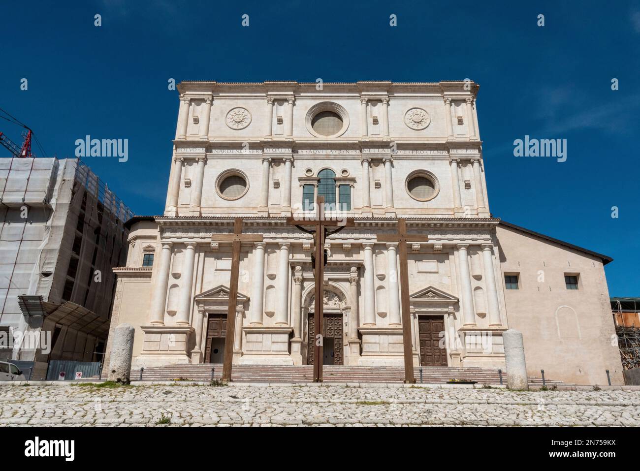 Renaissance-Portal der Basilika von San Bernardino in L'Aquila ...