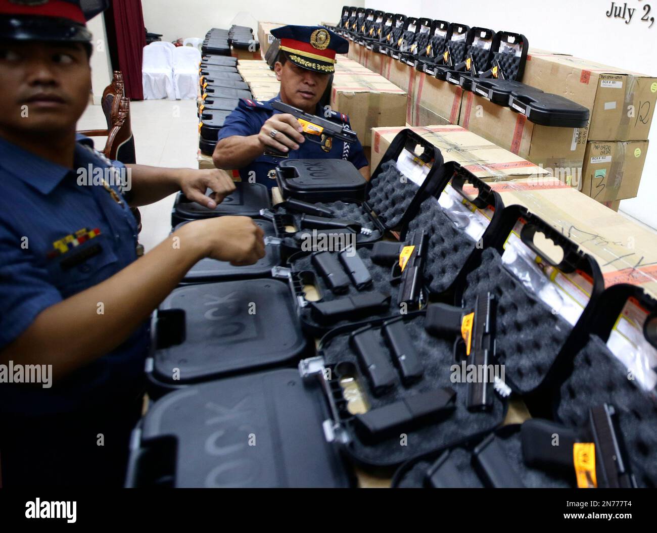 Philippine police officers ready brand new Glock 17 pistols to be ...