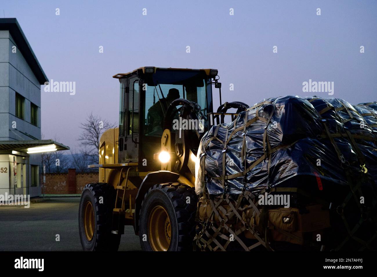 EIN US-AMERIKANISCHER Air Force Airman, dem 86. Logistics Readiness ...