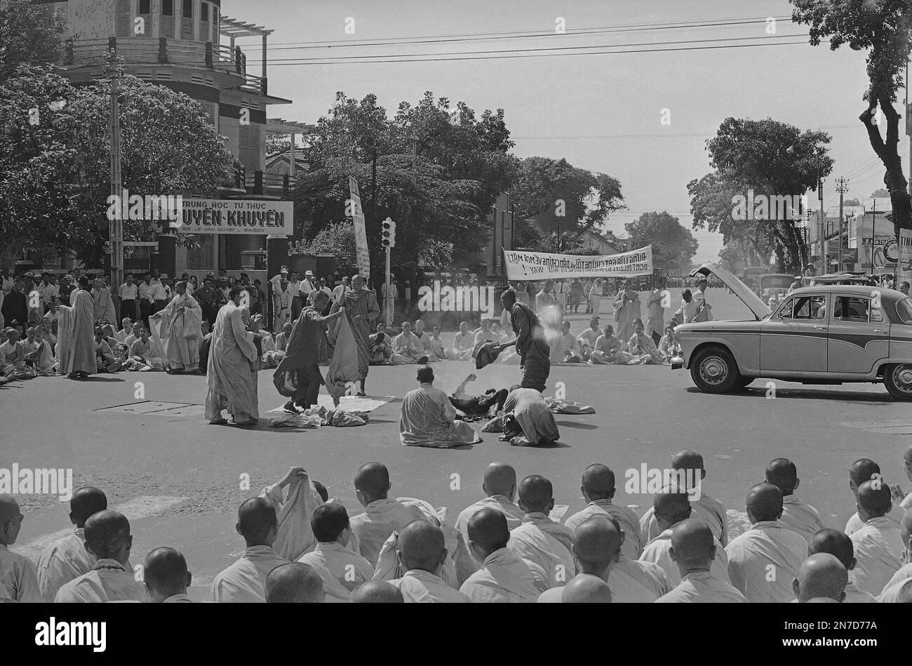 EDS NOTE: GRAPHIC CONTENT - This crowd in a main intersection of Saigon, Vietnam, watched the ...