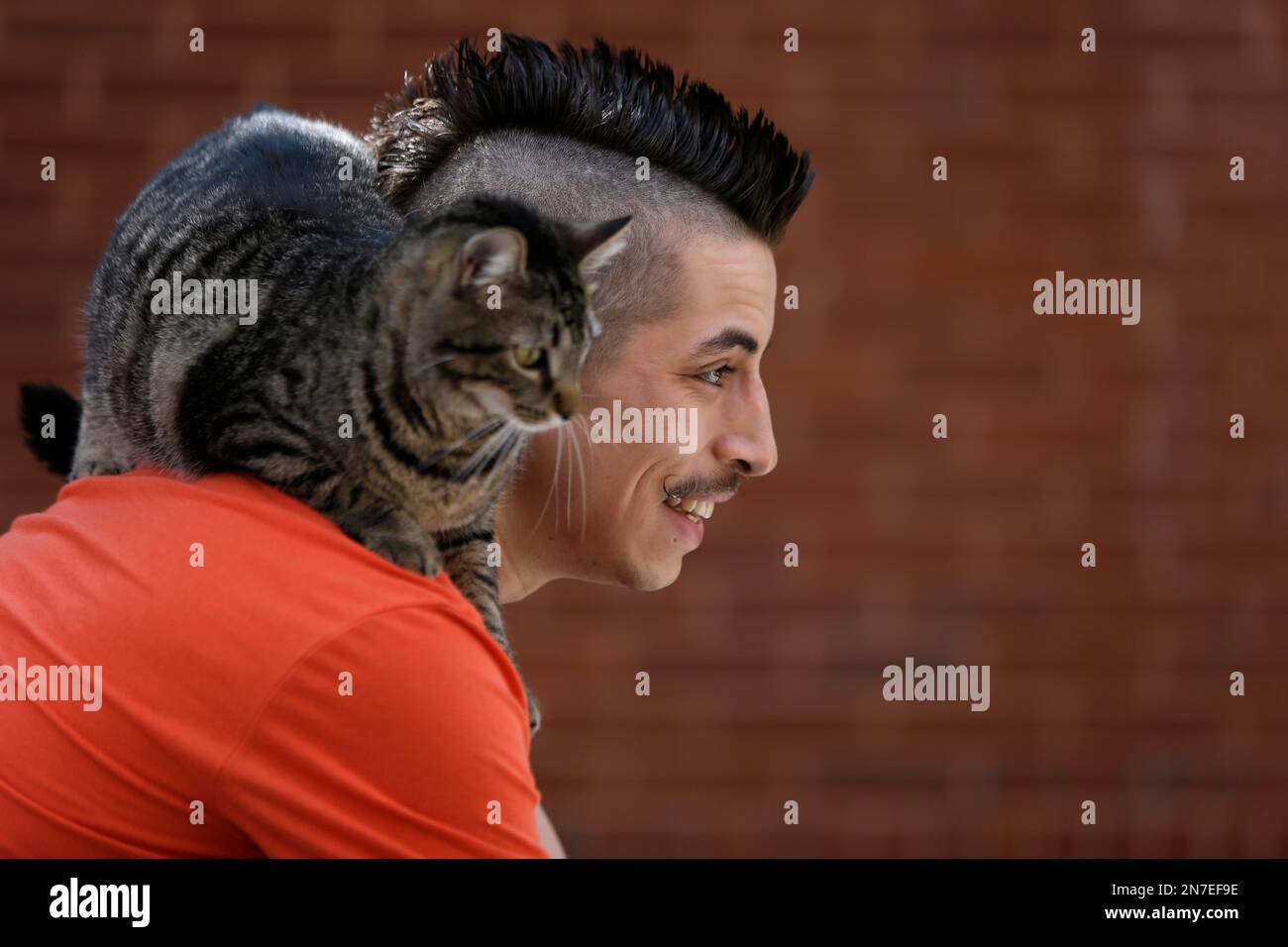 In this Tuesday, May 21, 2013 photo, bicyclist Rudi Saldia and his cat ...