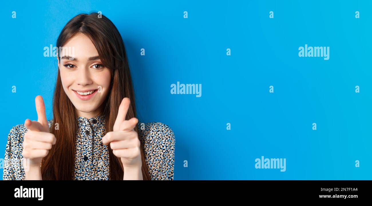 Aufgeregt und selbstbewusst Schönheit Frau, zeigt die Finger auf die ...