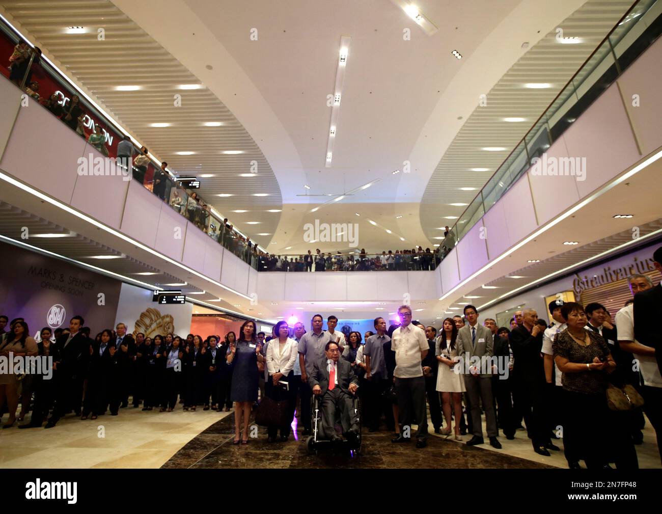 Henry Sy Sr., (on wheelchair), the Philippines' richest businessman and ...