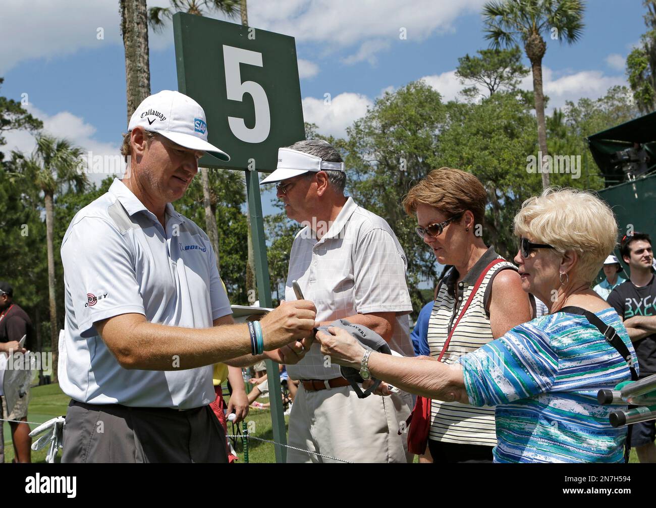 Ernie Els, of South Africa, signs autographs for fans after putting on ...