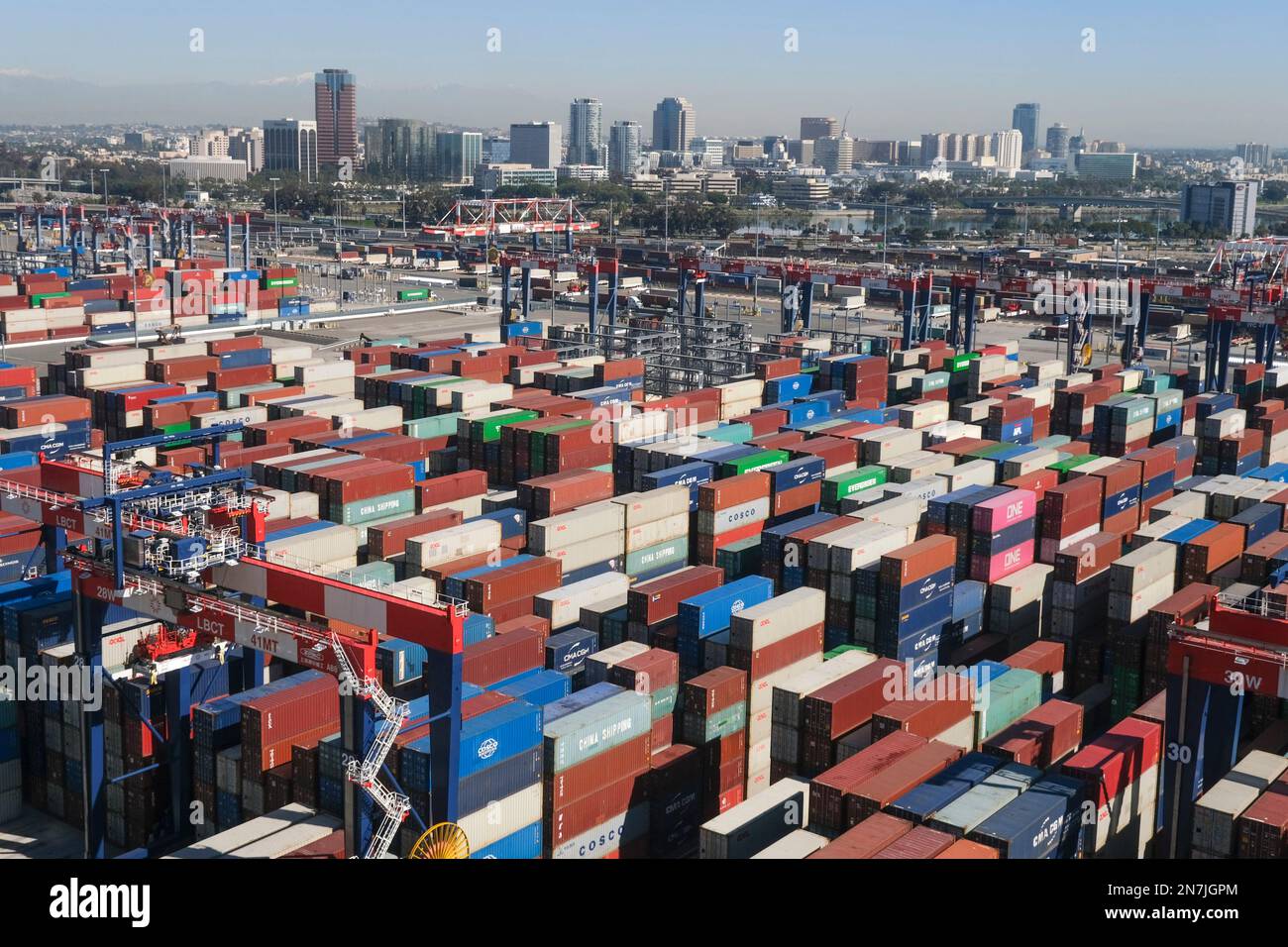 Gestapelte Versandcontainer warten auf den Transport durch ...