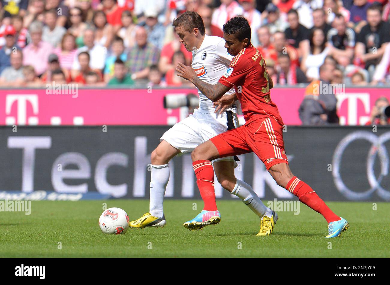 Munich's Luiz Gustavo of Brazil, right, and Freiburg's Max Kruse ...