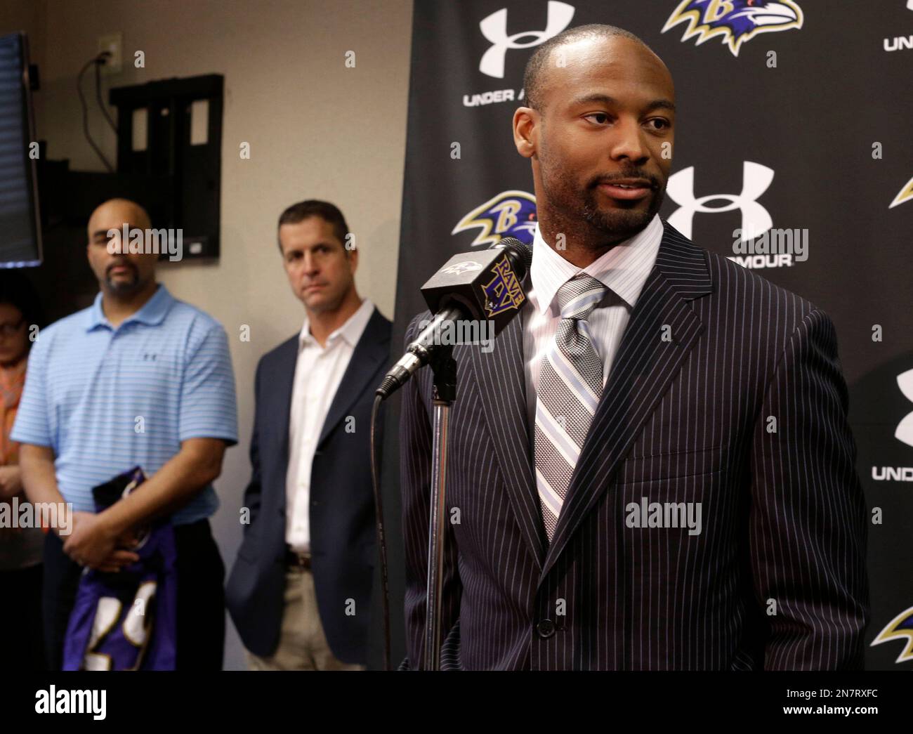 Baltimore Ravens safety Michael Huff speaks at a news conference to ...