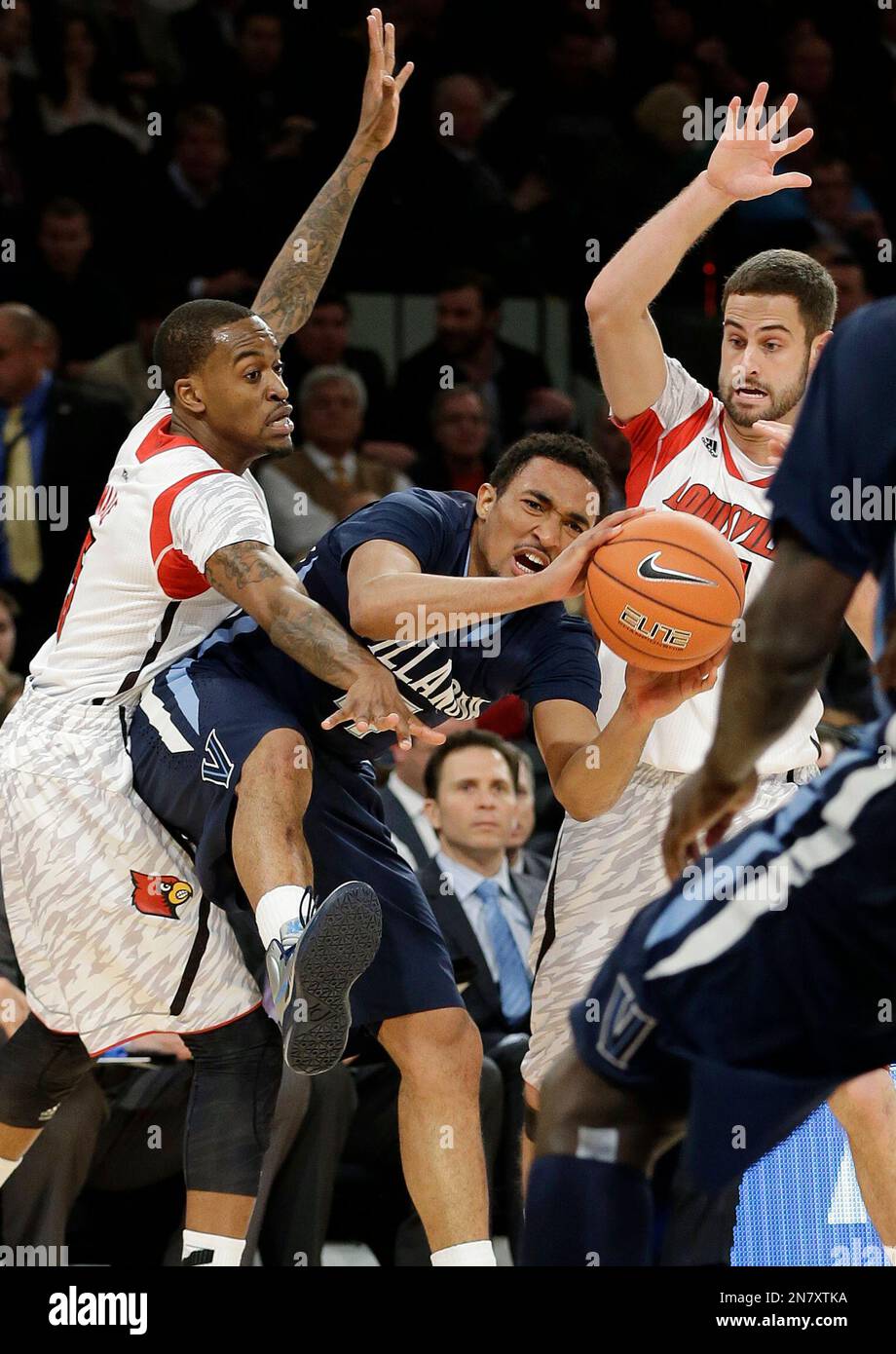 Villanova's Darrun Hilliard, center, looks to pass away from Louisville ...