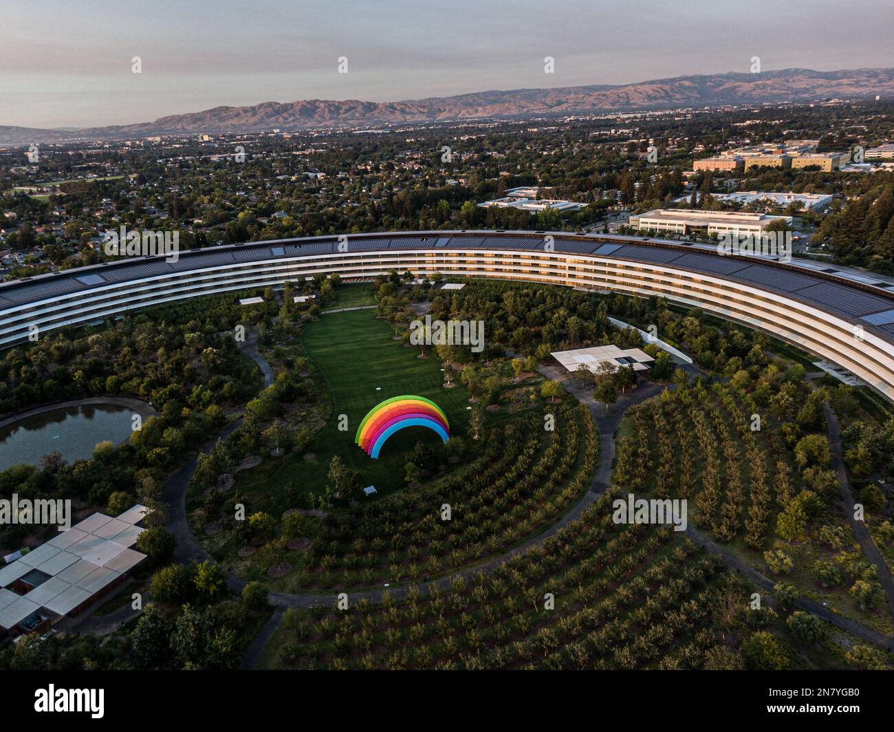 Apple park campus -Fotos und -Bildmaterial in hoher Auflösung – Alamy