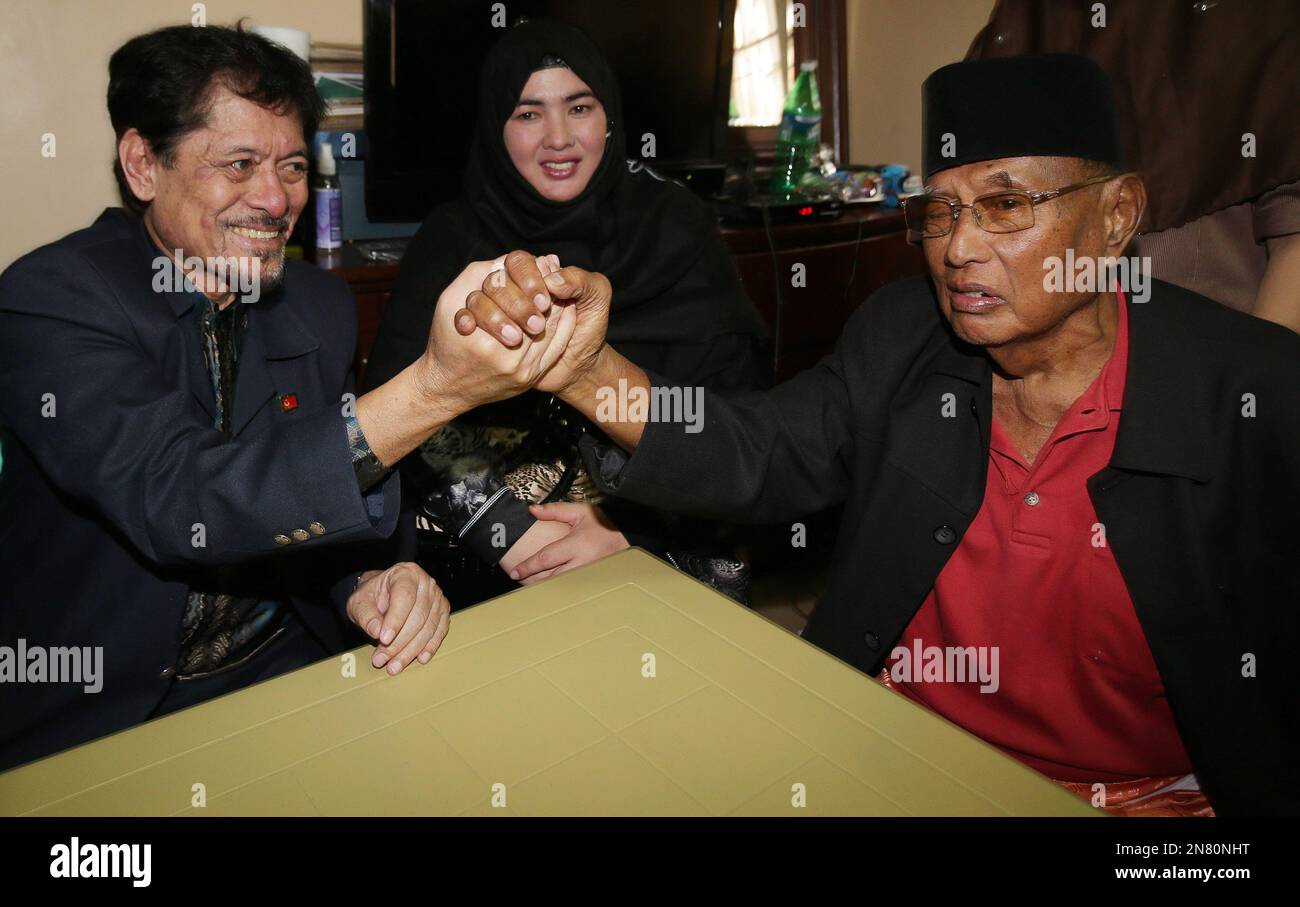 Filipino Sultan of Sulu Jamalul Kiram III, right, and Moro National ...