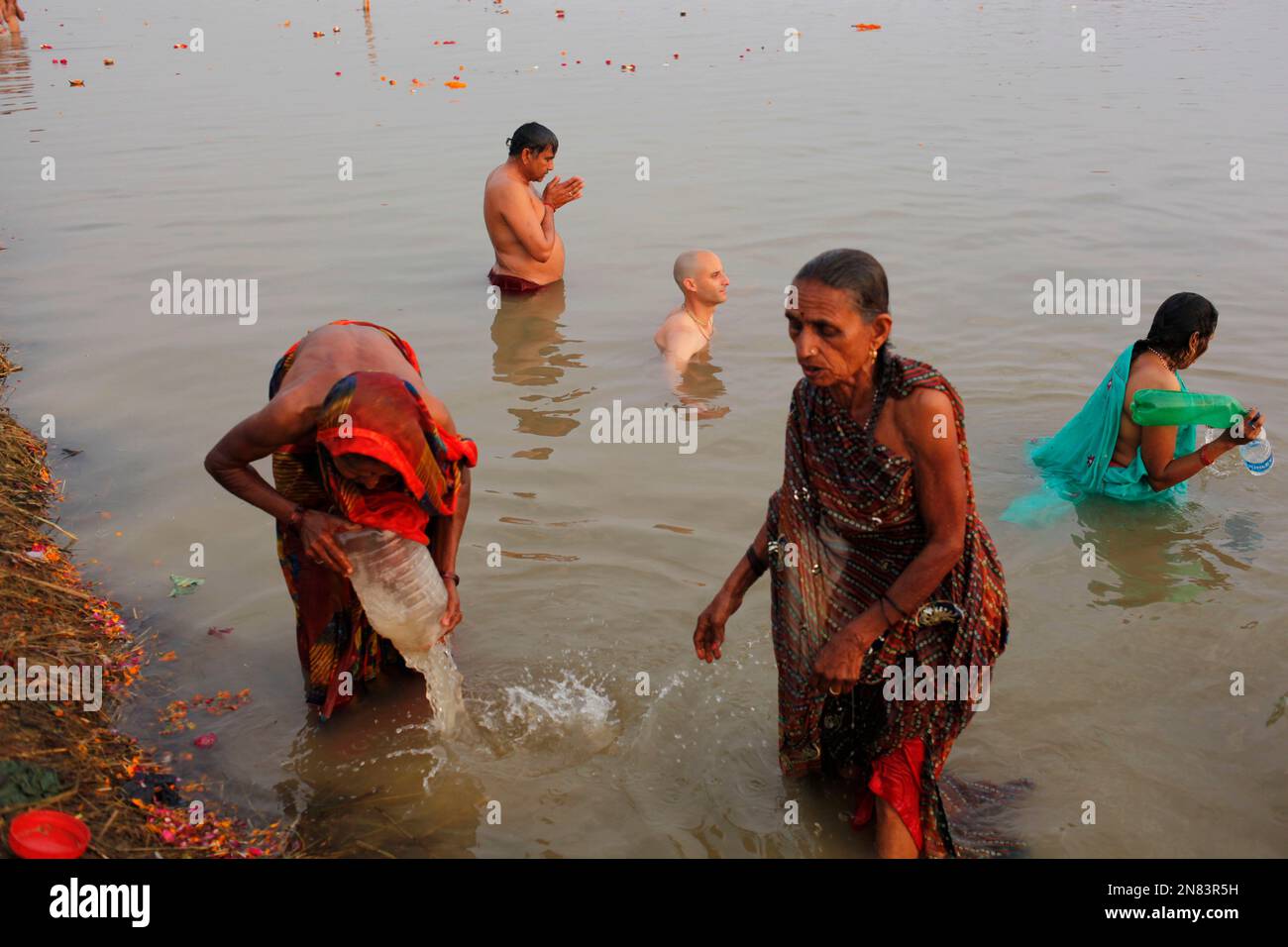 Indian Hindu devotees perform rituals at Sangam, the confluence of the ...