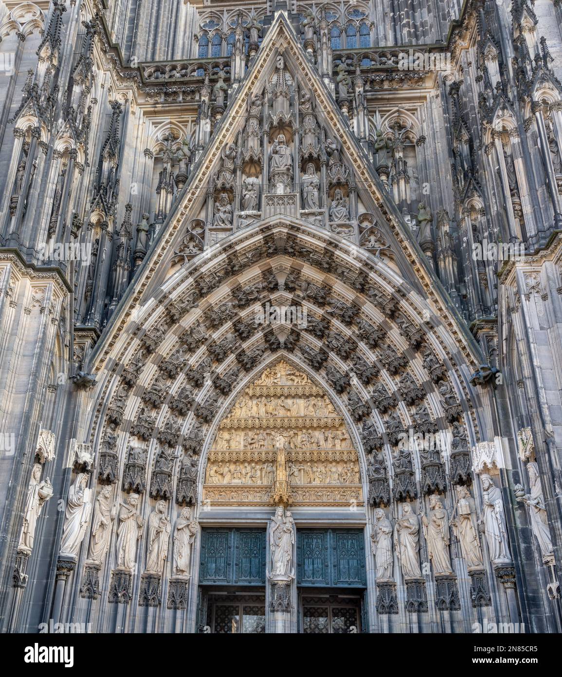 Gotisches portal kölner dom -Fotos und -Bildmaterial in hoher Auflösung – Alamy