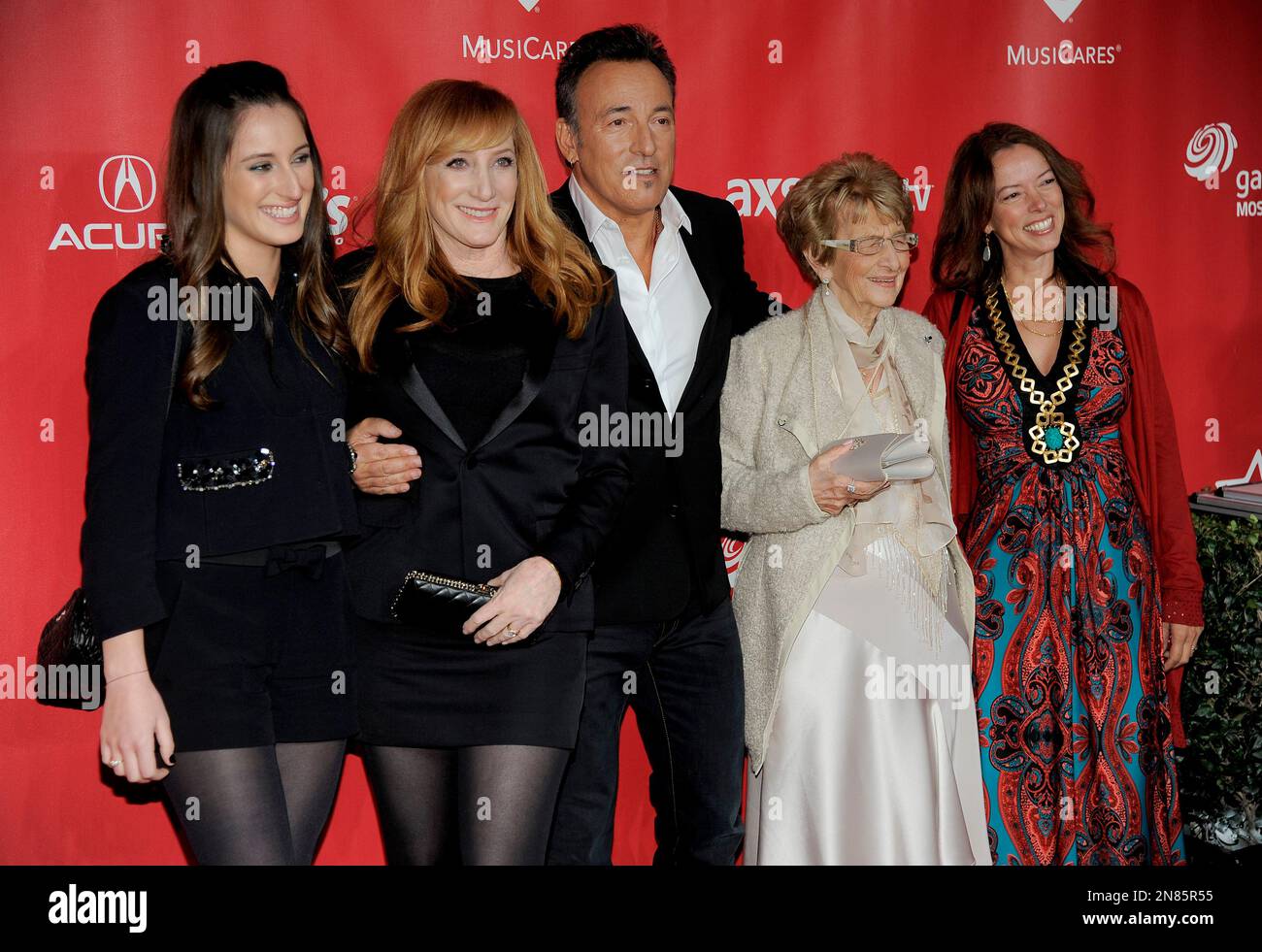 From left, Jessica Rae Springsteen, Patti Scialfa, Honoree Bruce ...