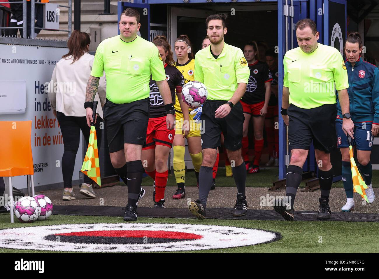 ROTTERDAM, NIEDERLANDE - FEBRUAR 11: Assistent Schiedsrichter Kevin ...
