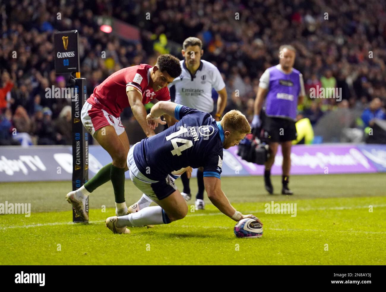 Schottlands Kyle Steyn erzielt seinen zweiten Versuch während des ...