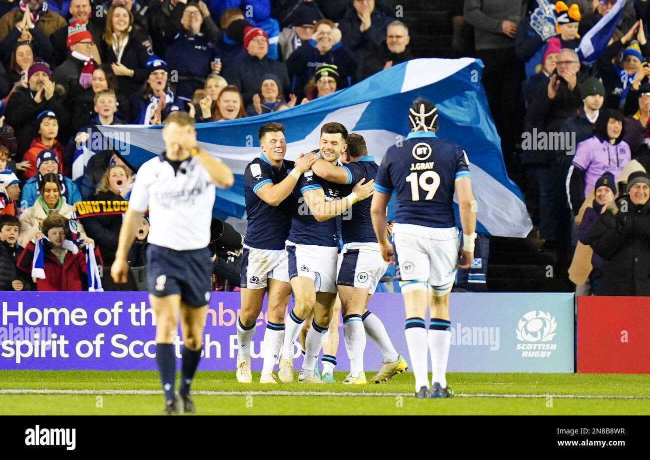 Das schottische Blair Kinghorn (Zentrum) feiert einen Versuch beim ...